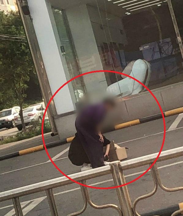 치매 할머니에게 신발 벗어준 '천사 여학생'은 누구?